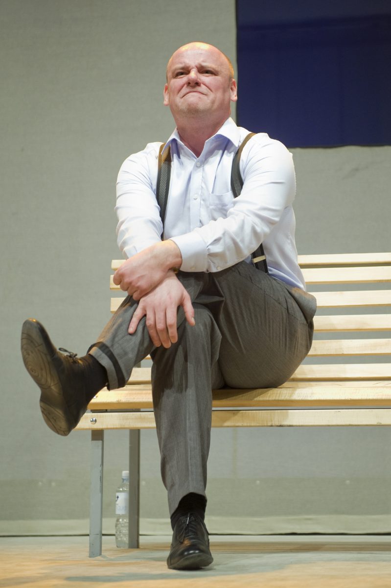 2 VYRAI. 1 TIESA | DOMINO teatras